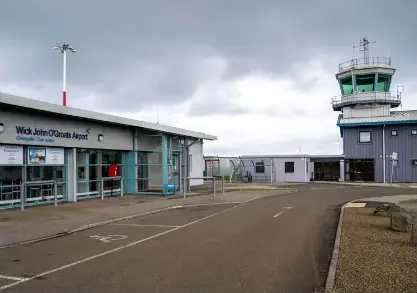 Stepping dangerousl­y out Of the shadows - PressReader