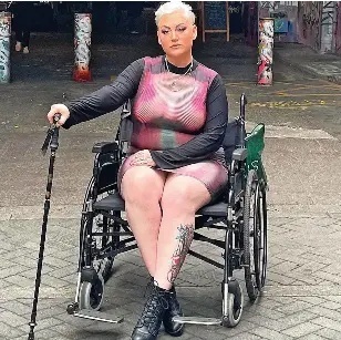 Model has designs on curved fashion - PressReader