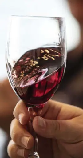 Hoe er gesjoemeld wordt met wijnen per glas - PressReader