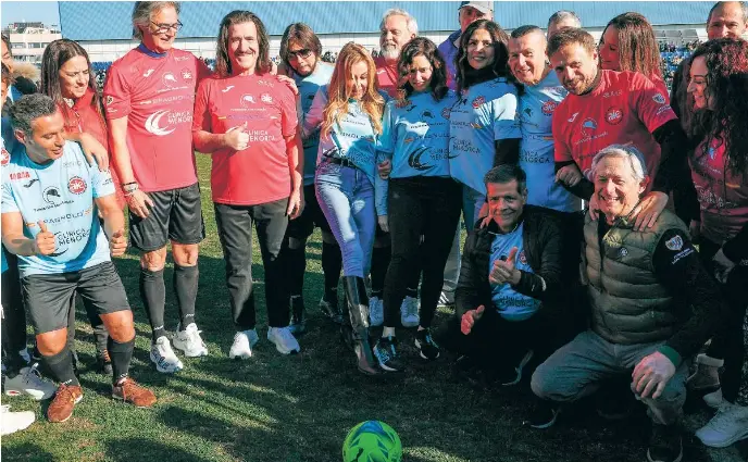 Un saque de honor de solidarida­d y mucha emoción - PressReader