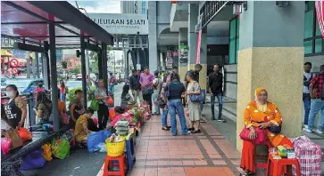 Some foreign street vendors plying their trade illegally in KL ...