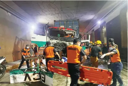 3 hurt in 5-vehicle collision at SRP tunnel - PressReader
