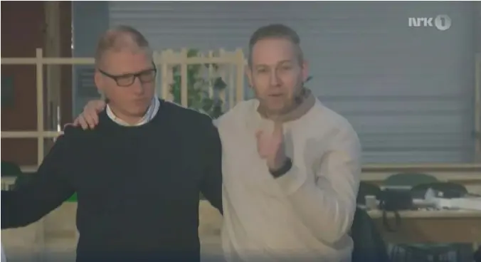 Dette bildet kunne vist et par kompiser i festlig lag. Men det viser to karer som er og leder i ...