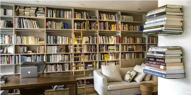 Aprenda a equilibrar forma e conteúdo na estante de livros - PressReader