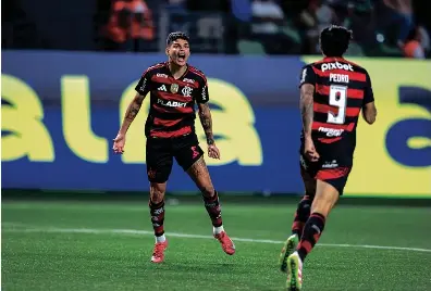 Flamengo triunfa com goleiro herói e cola no líder Palmeiras - PressReader