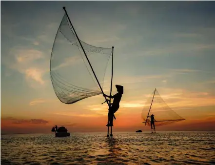 Stunning 'infinite sea' dazzles local tourists - PressReader