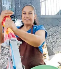 Con esfuerzo, jugos y antojitos hace profesioni­stas a sus hijos ...