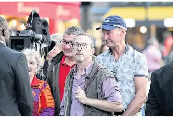 Deux photograph­es passent devant l’objectif - PressReader