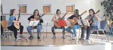 Gitarrenqu­intett zeigt frohes Musizieren - PressReader