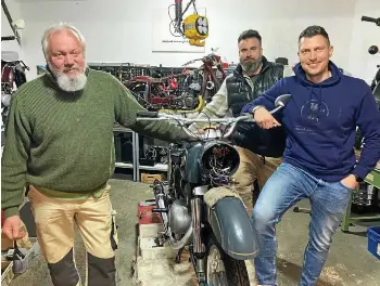 In dieser Hinterhof-Werkstatt werden Moped-Träume wahr - PressReader