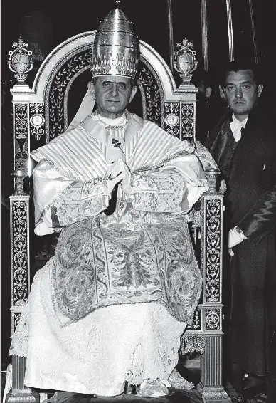 Cuando los Papas eran coronados con la triple tiara como monarcas ...