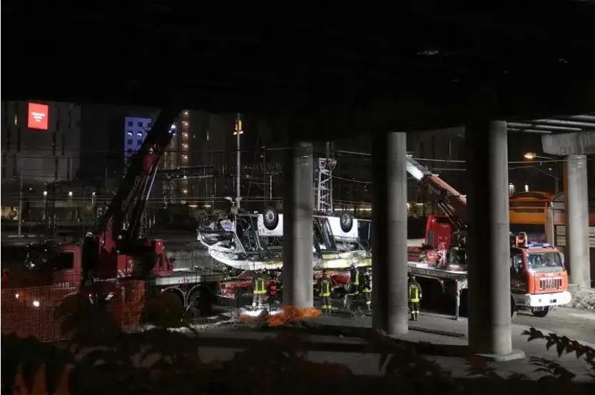 Italy launches probe after bus with foreign tourists in Venice plunges ...