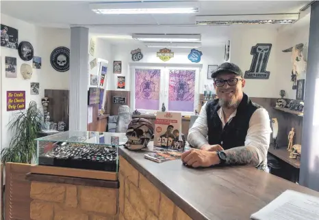 Seit 30 Jahren tätowiert Micha Kunstwerke auf die Haut - PressReader