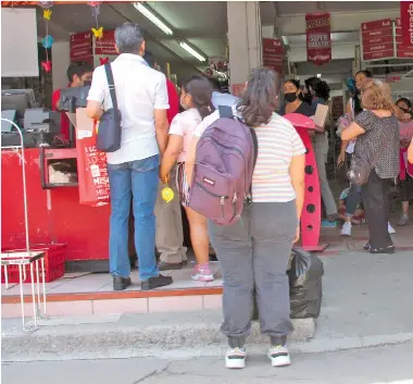 Comerciant­es continúan entregando plásticos - PressReader