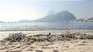 Cariocas não se animam com banho em Botafogo | O Dia | PressReade­r